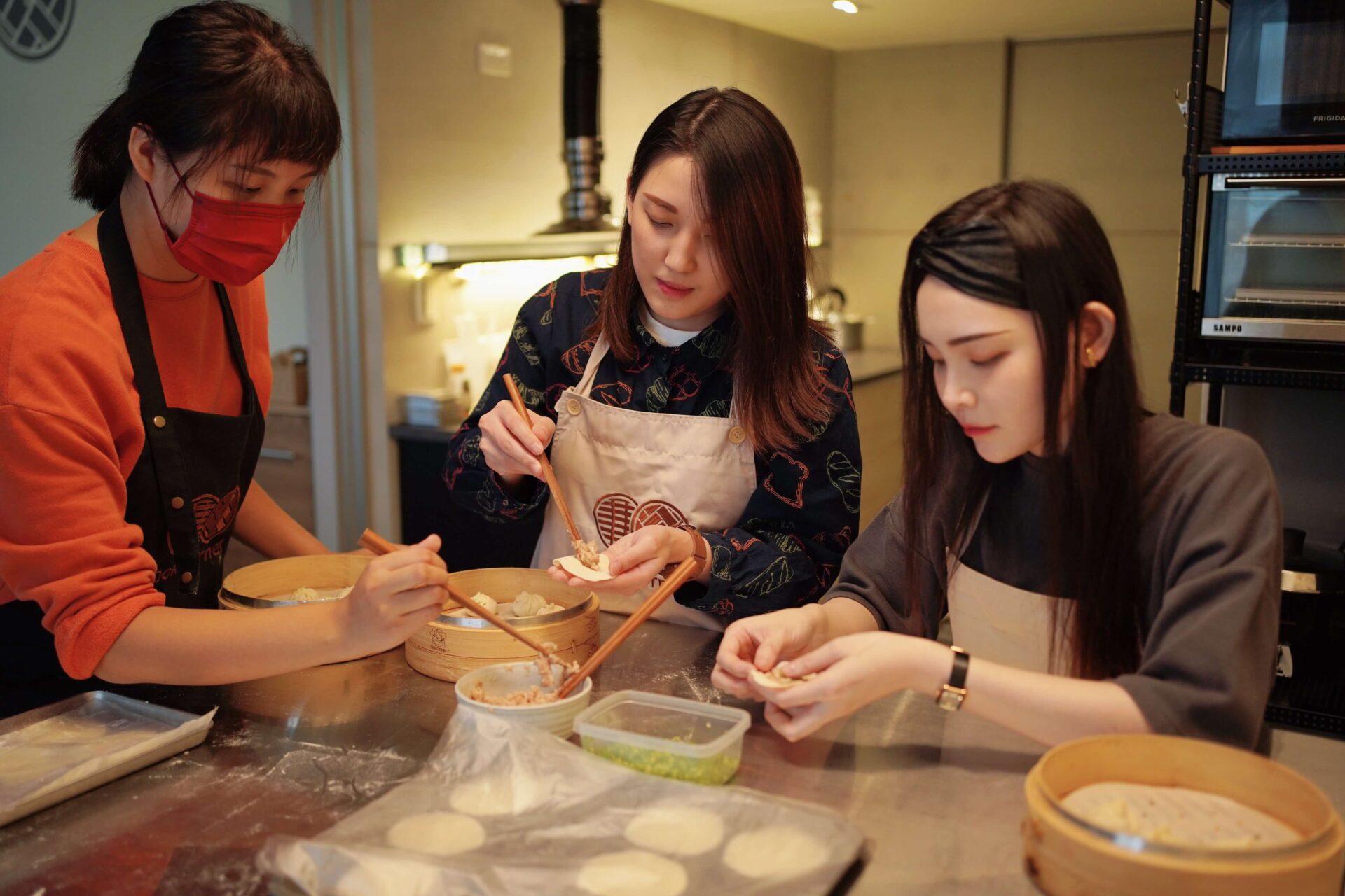 台湾料理体験ができる料理教室！小籠包にタピオカミルクティーまで楽しくDIY〜CookCorner 廚藝角落〜 | 100以上のローカル観光地やツアー情報掲載中 | 台湾プラス